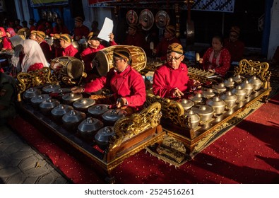 7 resultados de imágenes, fotos de stock e ilustraciones libres de regalías para 73 gamelan ...