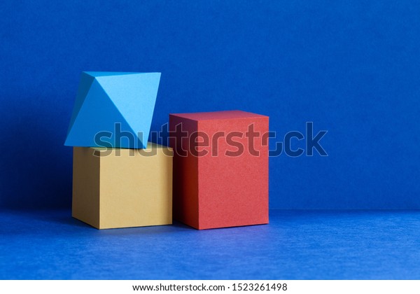 Instalación de objetos geométricos. Formas rectangulares Foto de stock ...