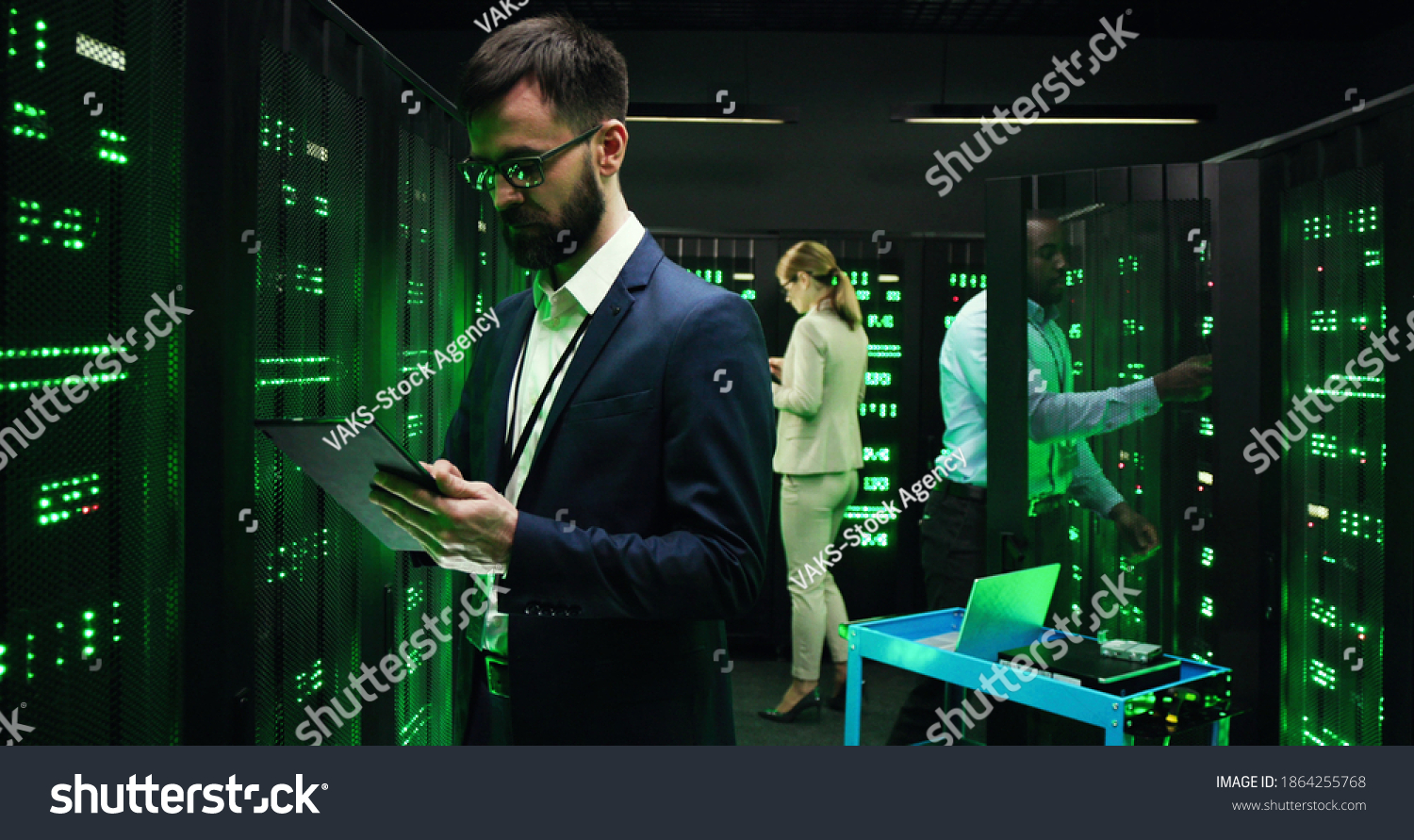 8 African Specialist Using Tablet Computer Data Center Images, Stock Photos & Vectors | Shutterstock