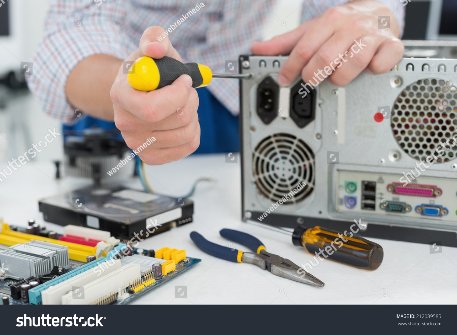 28,909 Pc Repairing Technician Images, Stock Photos & Vectors ...